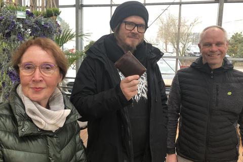 Unbekannte Dame hilft Marburger Rockstar in der Not