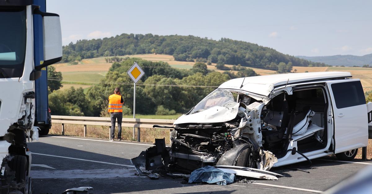 Unfall mit Kleintransporter auf B252: Frauen schwer verletzt
