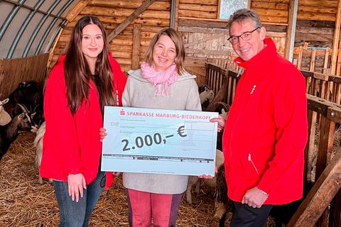 Sparkasse unterstützt Ziegenkäserei in Lohra