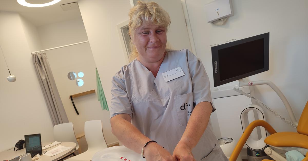 Blinde Marburgerin ertastet Brustkrebs