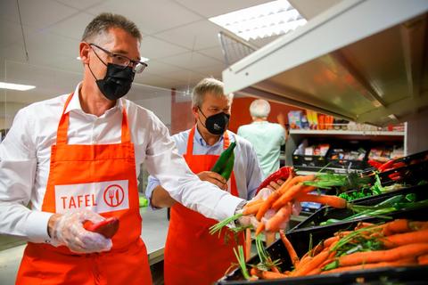 Oberbürgermeister und Sparkassenchef arbeiten für die Tafel