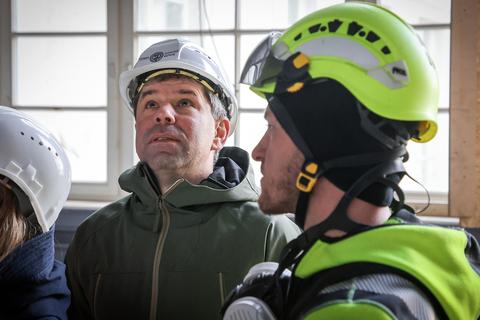 Industriekletterer am eingestürzten Hörsaal im Einsatz