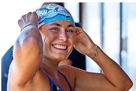 Nathalie Pohl aus Marburg umschwimmt die Insel Jersey