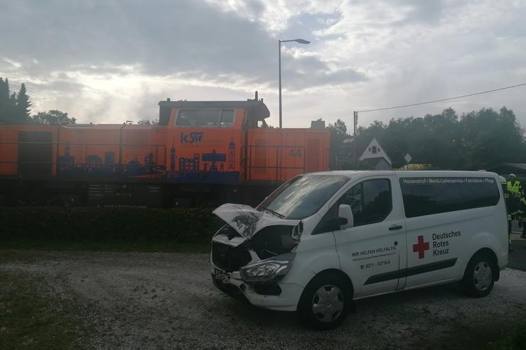 Zug erfasst Auto mit Schülern in Burbach