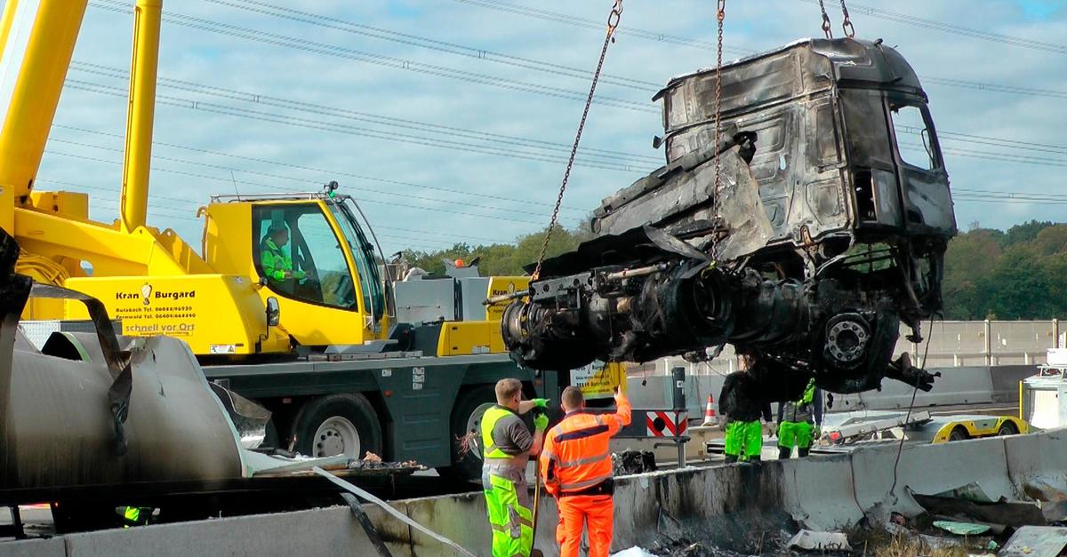 Lasterunfall auf A45 legt Verkehr lange lahm