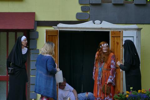 Auf der Freilichtbühne in Bonbaden heißt es: „Leg doch mal die Nonne um!“