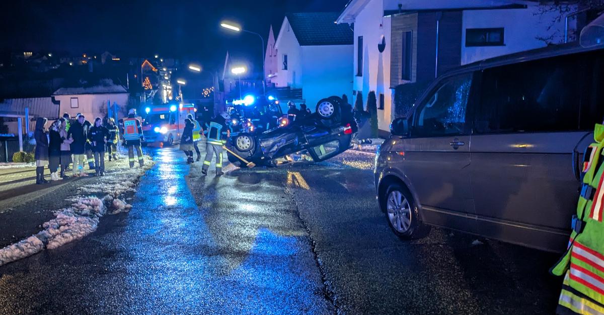 Auto landet nach Unfall in Breitscheid auf dem Dach