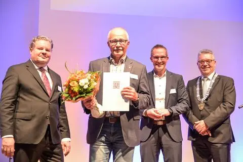 Hessen ehrt Wolfgang Opper für Engagement beim Turnverein Niederscheld