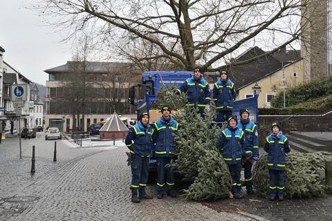 Etwa 500 Weihnachtsbäume stehen in Dillenburg in den Straßen