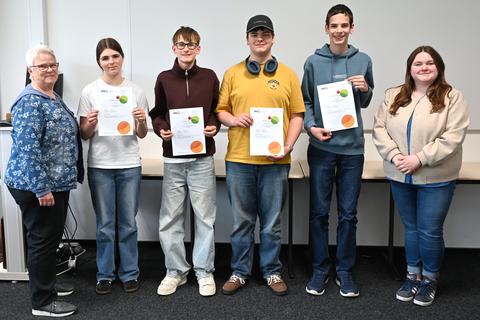 Wilhelm-von-Oranien-Schule: Zehn-Finger-Kurs und Wasser-Forschung