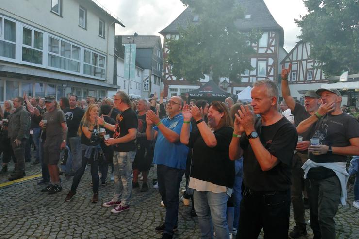 Tausende feiern in Dillenburg die Aquarena-Nacht