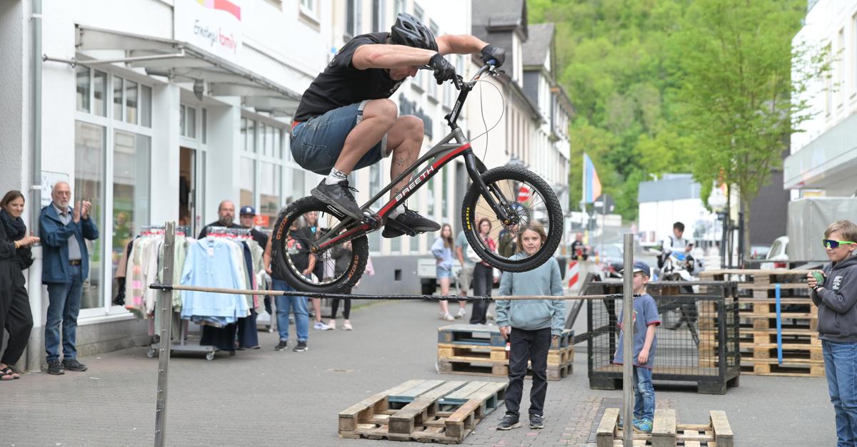 Die „Bike Brothers“ begeistern mit Trail-Show bei Bikes ‘n’ BBQ in ...