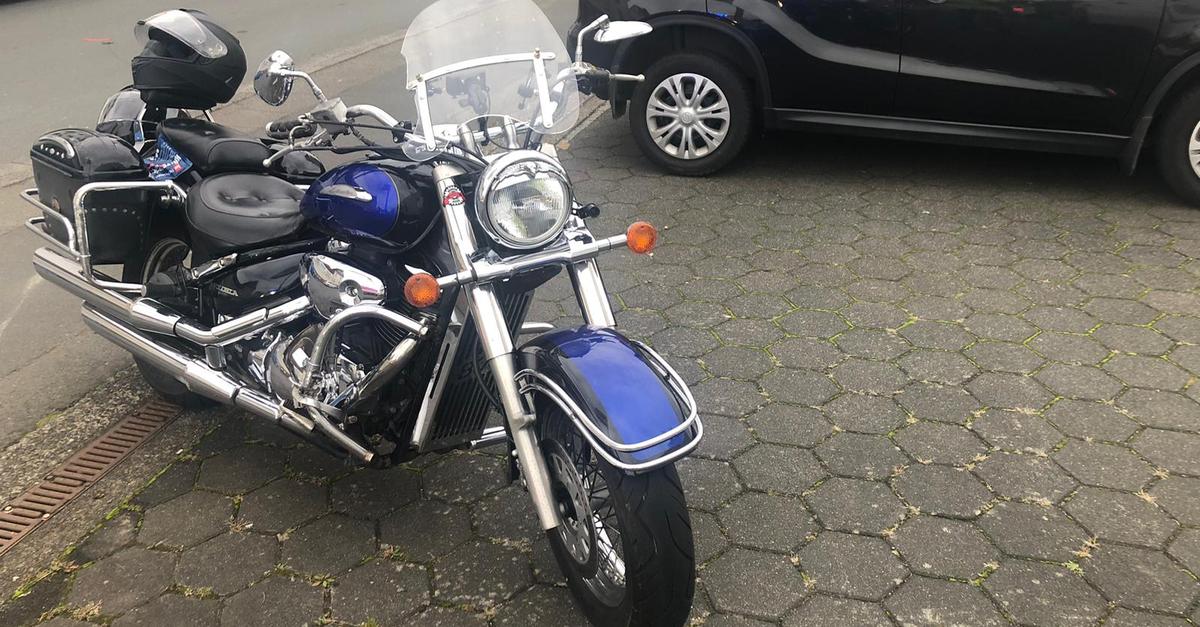 Motorradfahrer fährt in Ehringshausen gegen abbiegendes Auto