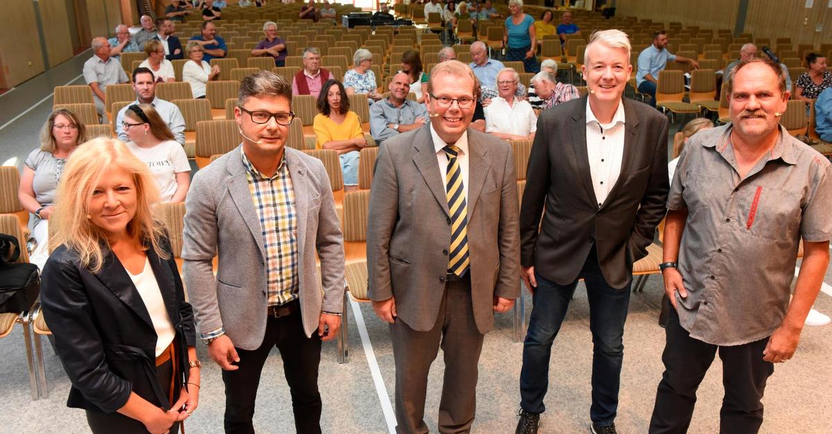 Besucher diskutieren mit Eschenburgs Bürgermeisterkandidaten