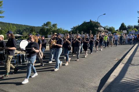 Musiker demonstrieren gegen Baustopp an Haigers Stadthalle
