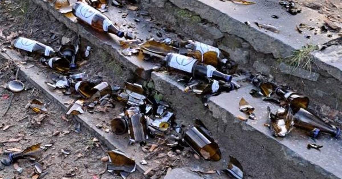 Scherbenmeer auf dem Kinderspielplatz