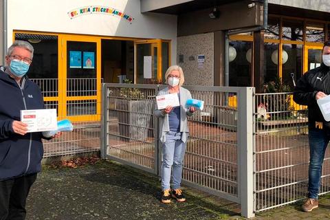 Fußballer laufen für Corona-Masken