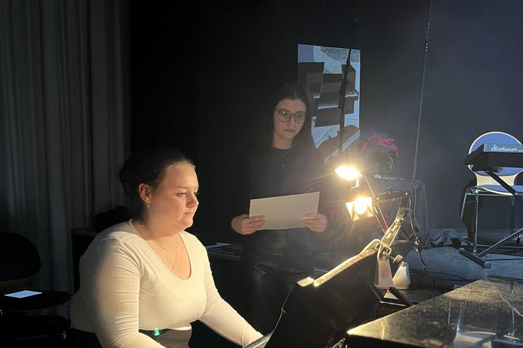 Herborner Schüler musizieren auf der Bühne