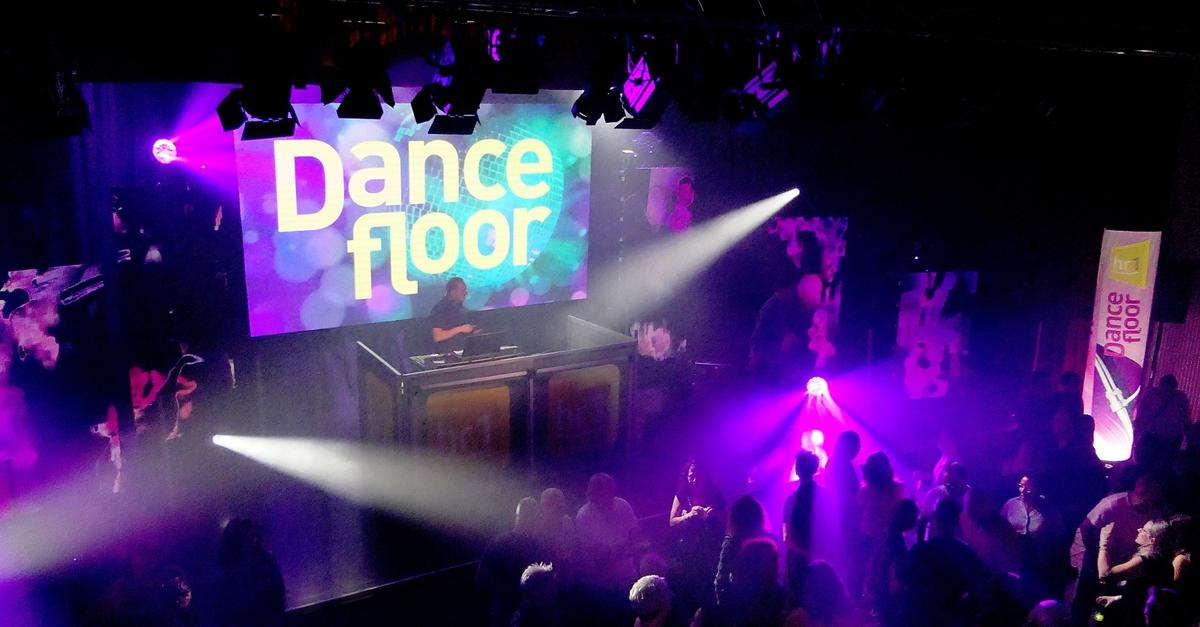 „HR1-Dancefloor“ begeistert mit Hits aus fünf Jahrzehnten in Herborn