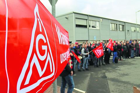 Warnstreik bei Safran in Herborn: Metaller fordern mehr Geld