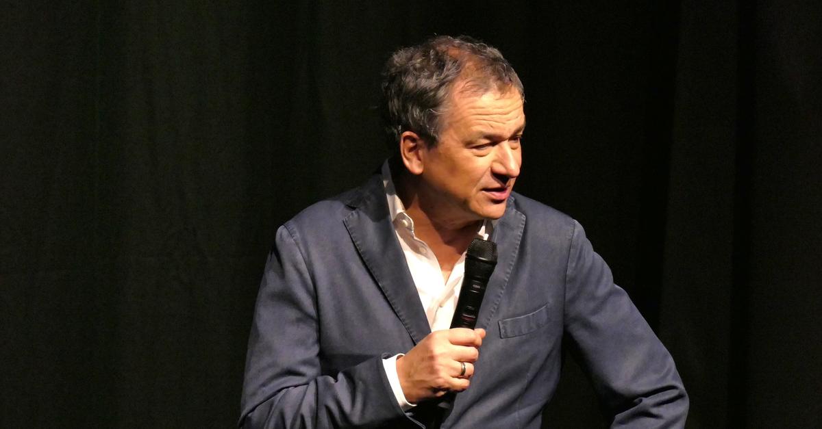 Stephan Bauer sorgt für Lacher in Herborns „KuSch“