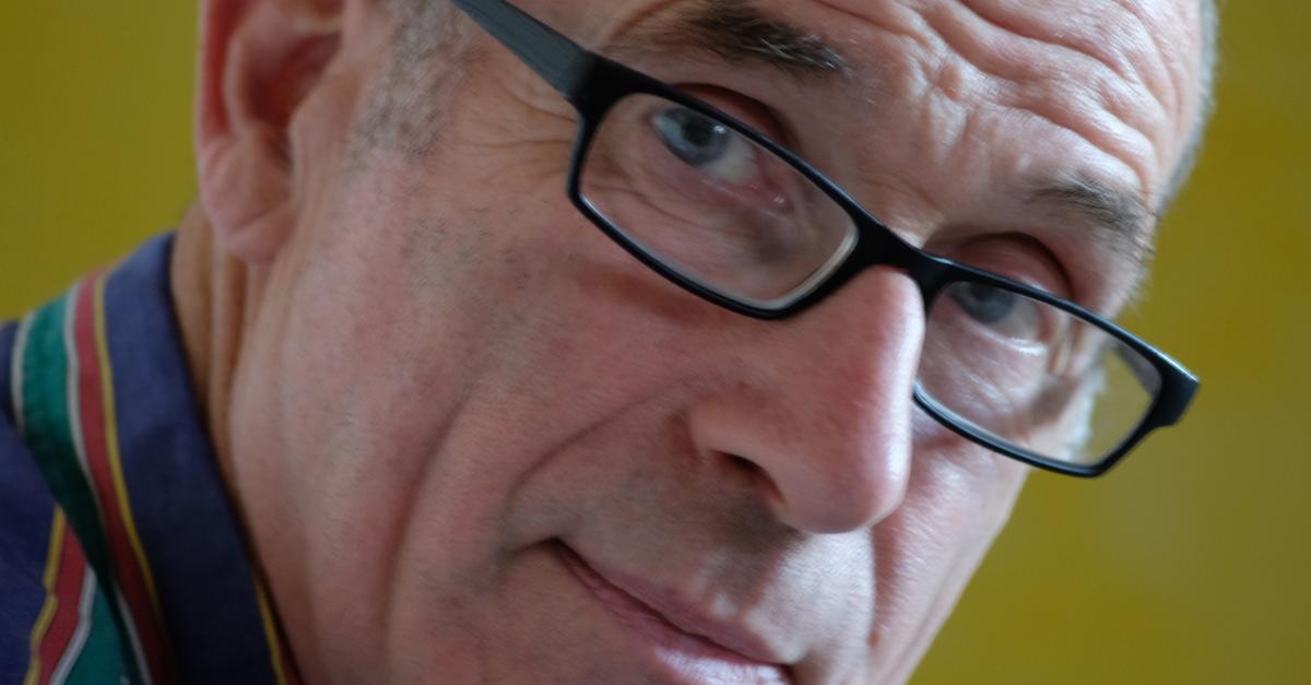 Roland Seidl schlägt in Herborn Bogen von Pythagoras zu Bach