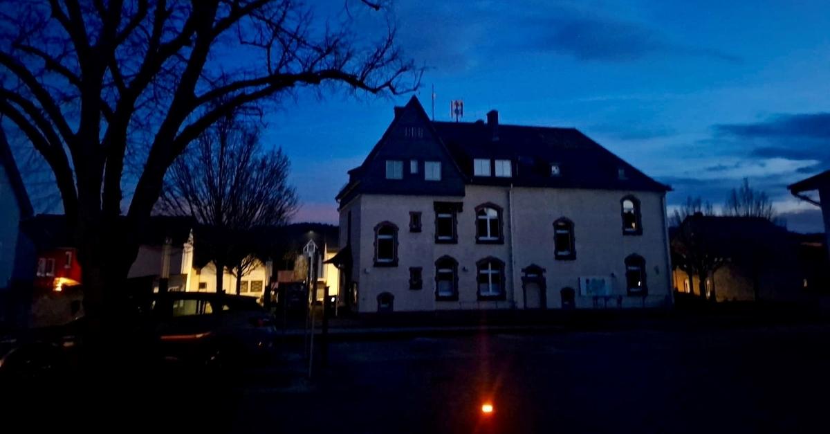 Lahnau lässt für die „Earth Hour“ das Rathaus im Dunkeln