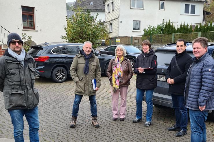 Leun arbeitet an einem Kompass