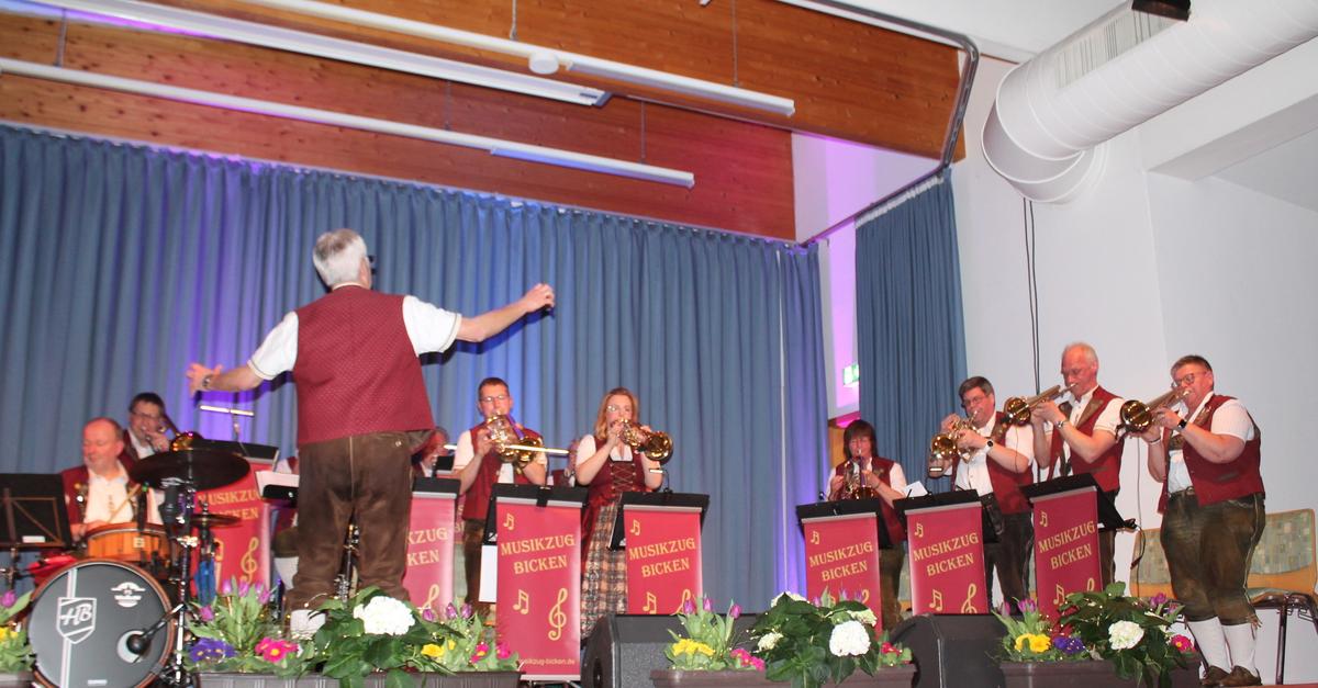 Musikzug Bicken feiert sein Jubiläum mit Blasmusik