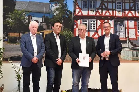 Bernd Paul nimmt in Offenbach den Landesehrenbrief entgegen