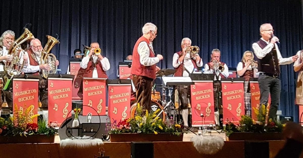 In Bicken geht’s mit dem Musikzug „Böhmisch durch die Welt“