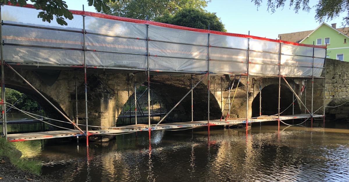Die Sanierung der alten Aarbrücke in Mittenaar-Offenbach hat begonnen
