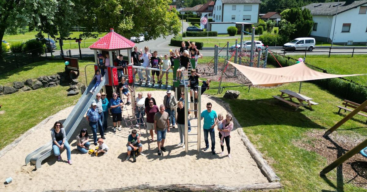 Bellersdorfer weihen ihren neuen Spielplatz ein
