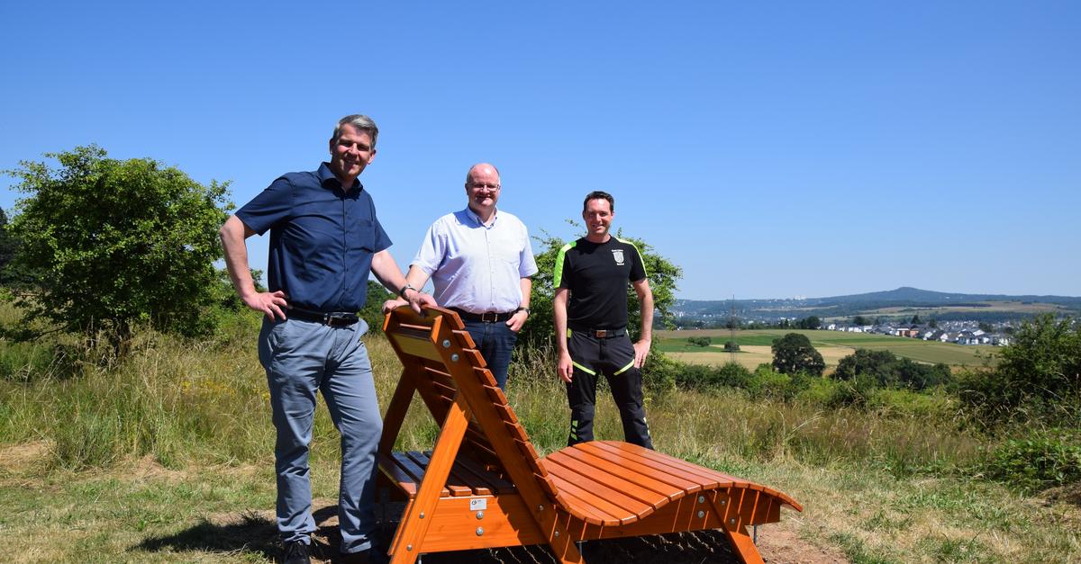 Die EAM schenkt Solms eine Wanderbank