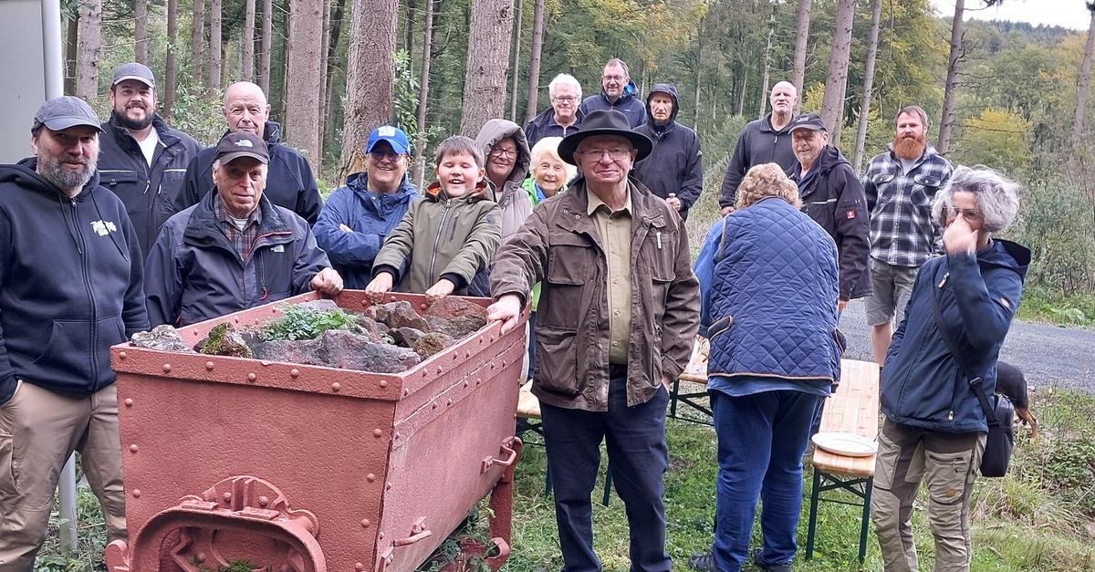 Holger Süß führt auf den Spuren des Niederbieler Erzbergbaus
