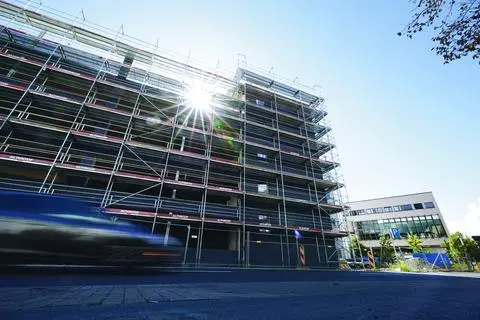 Kaputtes Lahn-Dill-Kreisparkhaus in Wetzlar: Kranaufbau verschoben