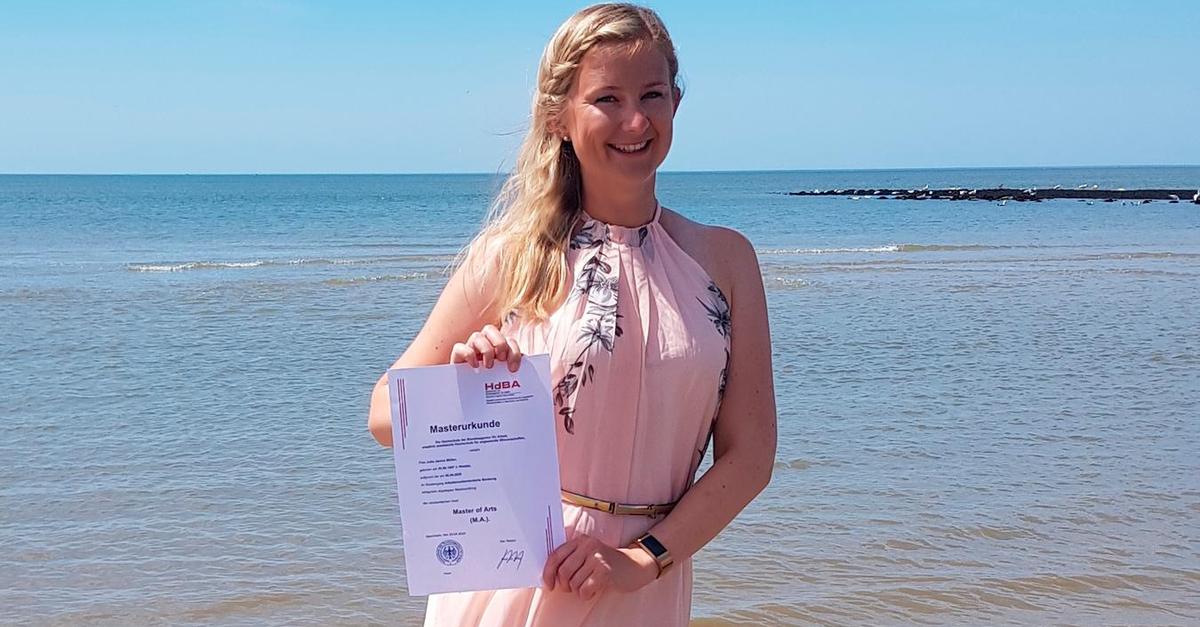 Julia Müller erhält Masterurkunde per Post und Laudatio im Urlaub