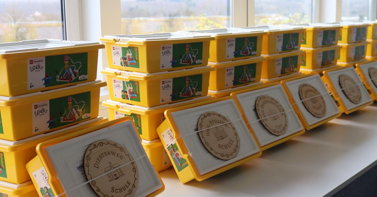 Rittal schenkt Schülern im Lahn-Dill-Kreis Lego-Robotik-Sets