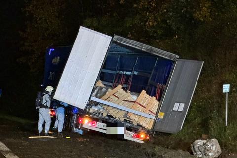 Nächtliche Sperrung auf A45 nach Unfall mit Gefahrgut-Laster