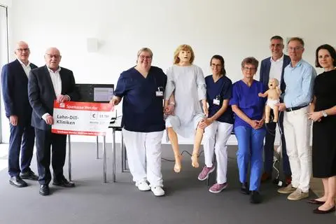Stiftung der Sparkasse Wetzlar spendet Geburtssimulator