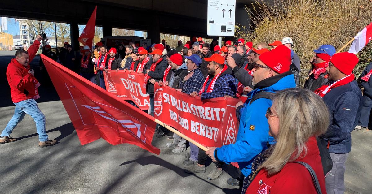 Warnstreik bei Duktus: Metaller fordern Tarifvertrag zurück