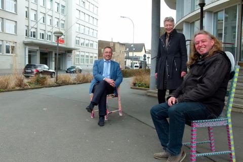 Bunte Stühle in Wetzlar als Zeichen für Vielfalt und Toleranz