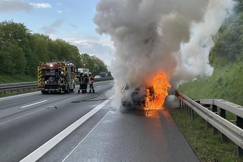Brennendes Auto auf A45 sorgt für Stau bei Wetzlar