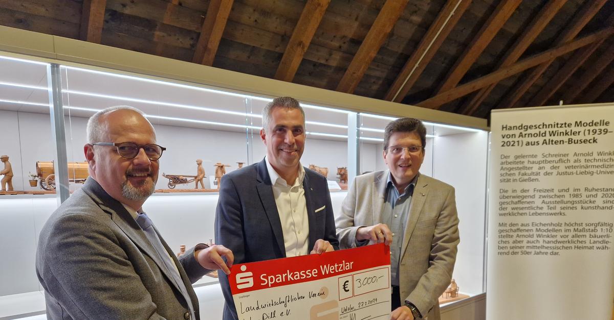 Sparkasse Wetzlar spendet 3000 Euro für Sammlung und Vitrine