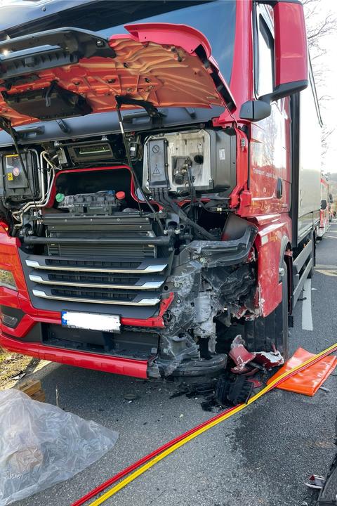 Frau eingeklemmt: Schwerer Verkehrsunfall in Wetzlar
