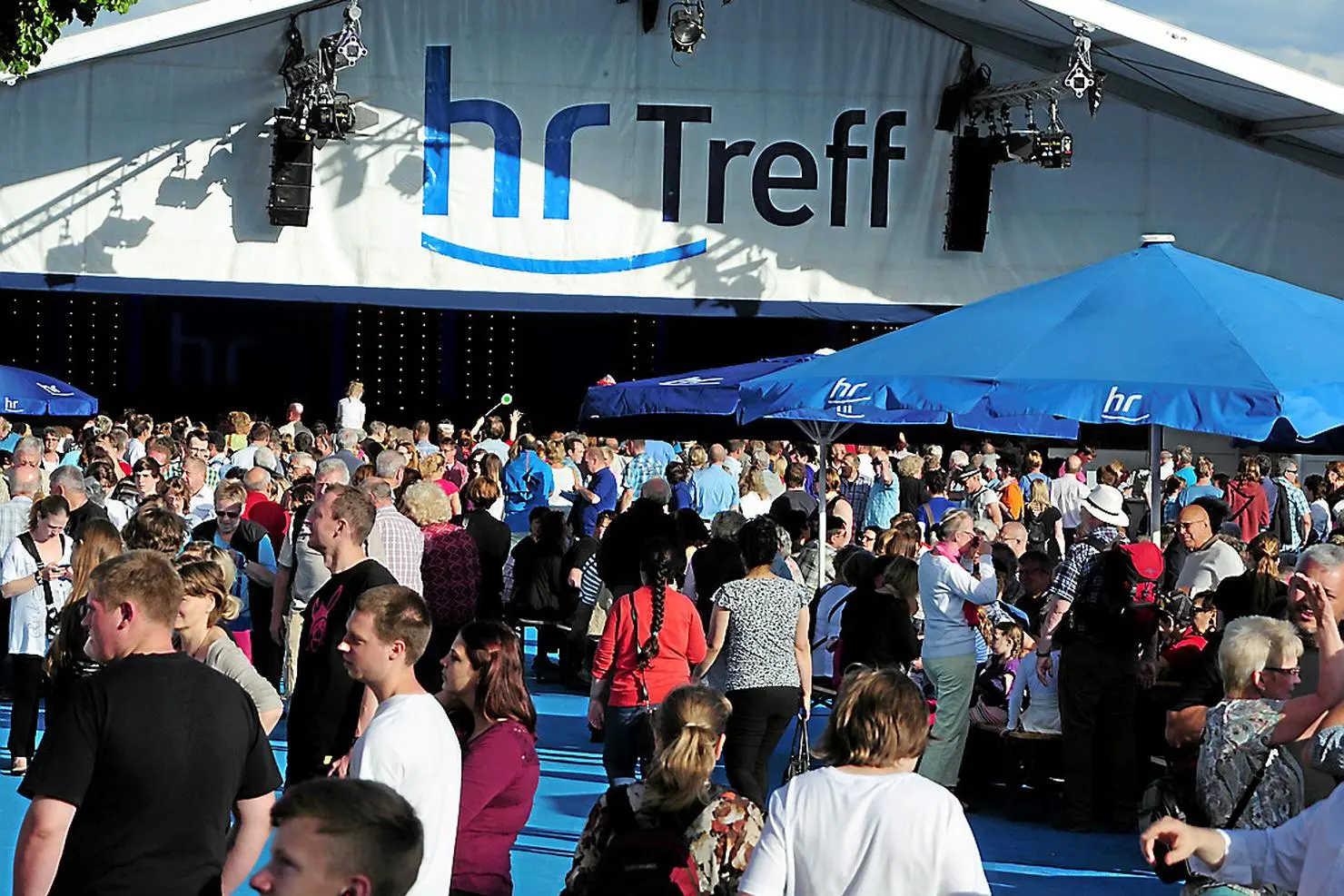 Fernsehen live und Dill-Strand erkunden