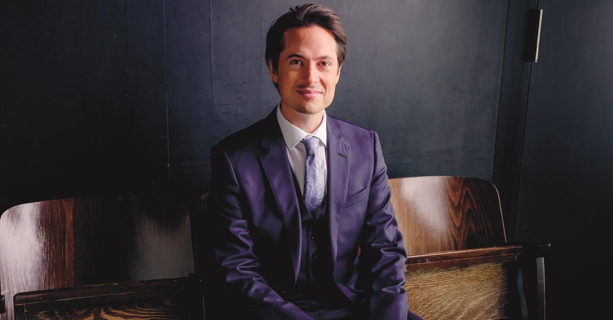 „Mitten im Klang“: In Wiesbaden gibt Leo McFall den Takt an