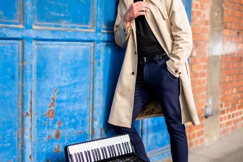 Der Musiker Martynas Levickis vor dem Auftritt in Wiesbaden | Mittelhessen