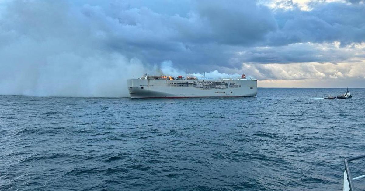Auto-Frachter brennt vor Nordseeküste – Katastrophe droht