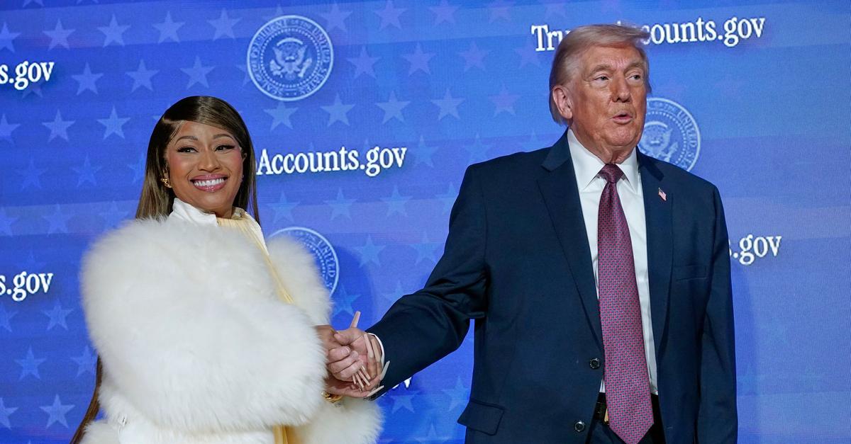 Rapperin Nicki Minaj zeigt stolz die „Trump Gold Card“